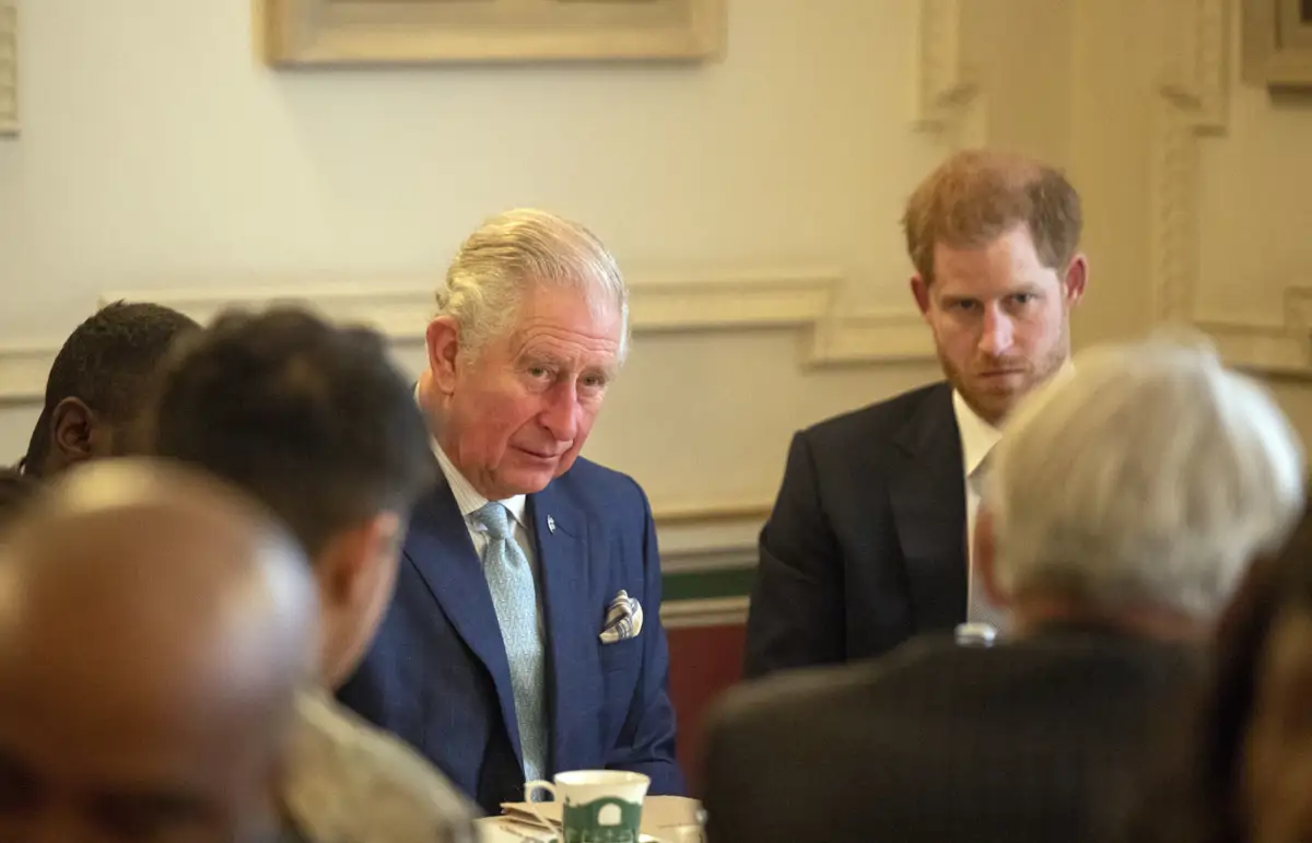 El rey Carlos III y su hijo Harry, más cerca que nunca