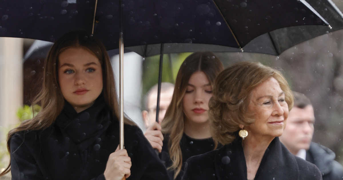 La princesa Leonor y la infanta Sofía, de luto y junto a los reyes ...