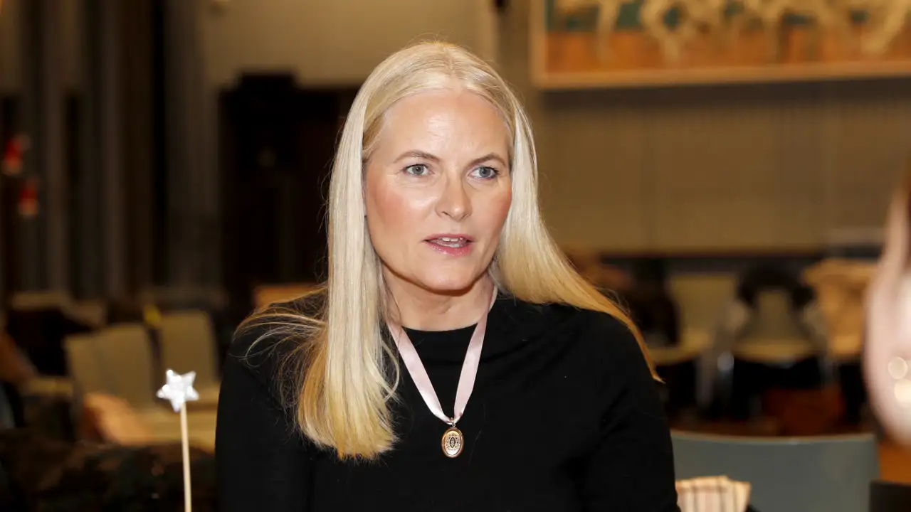 Mette Marit de Noruega contra las cuerdas: una huida y un perdón ...