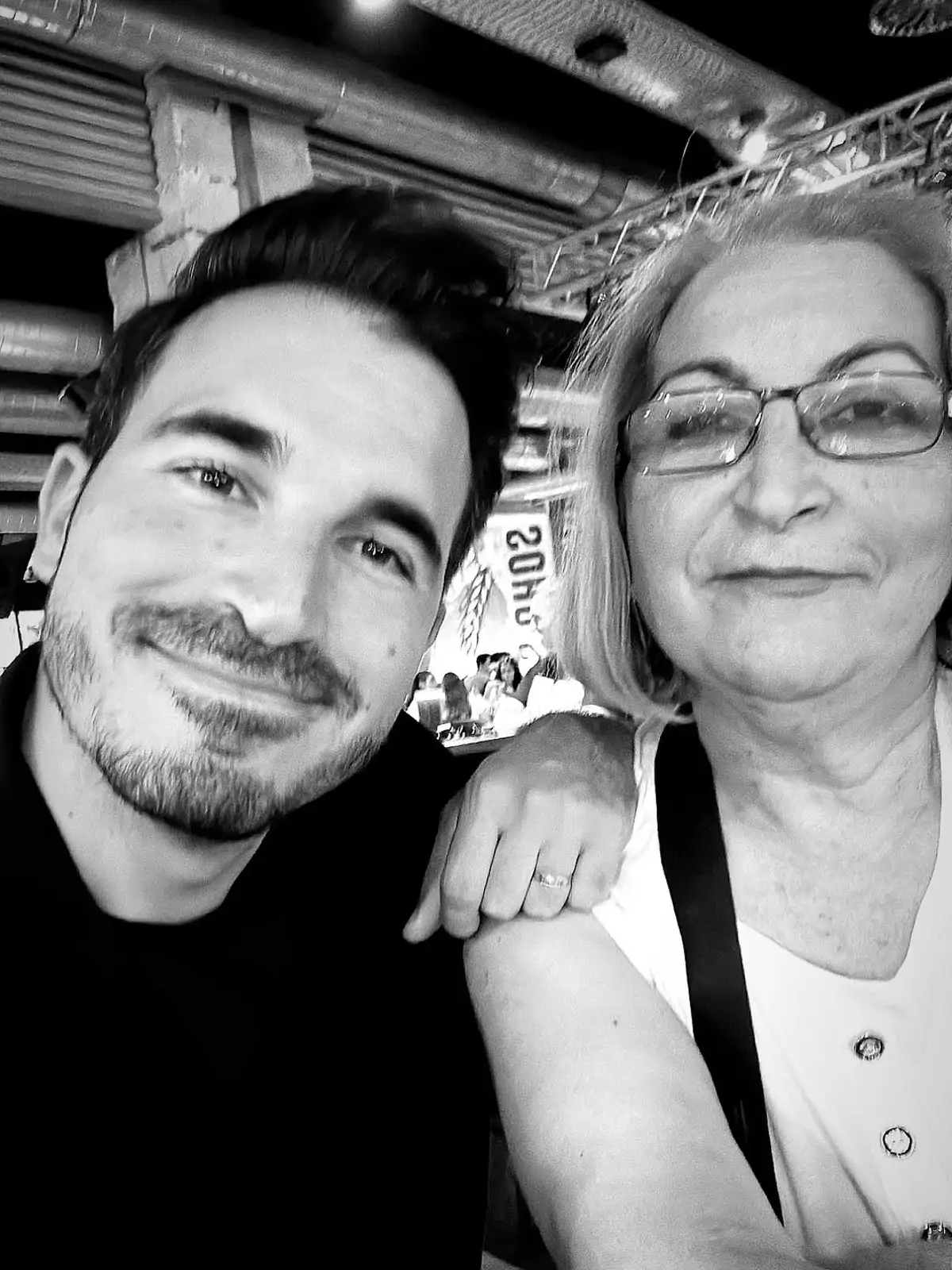 El escritor Javier Castillo, desolado tras la muerte de su madre solo ...