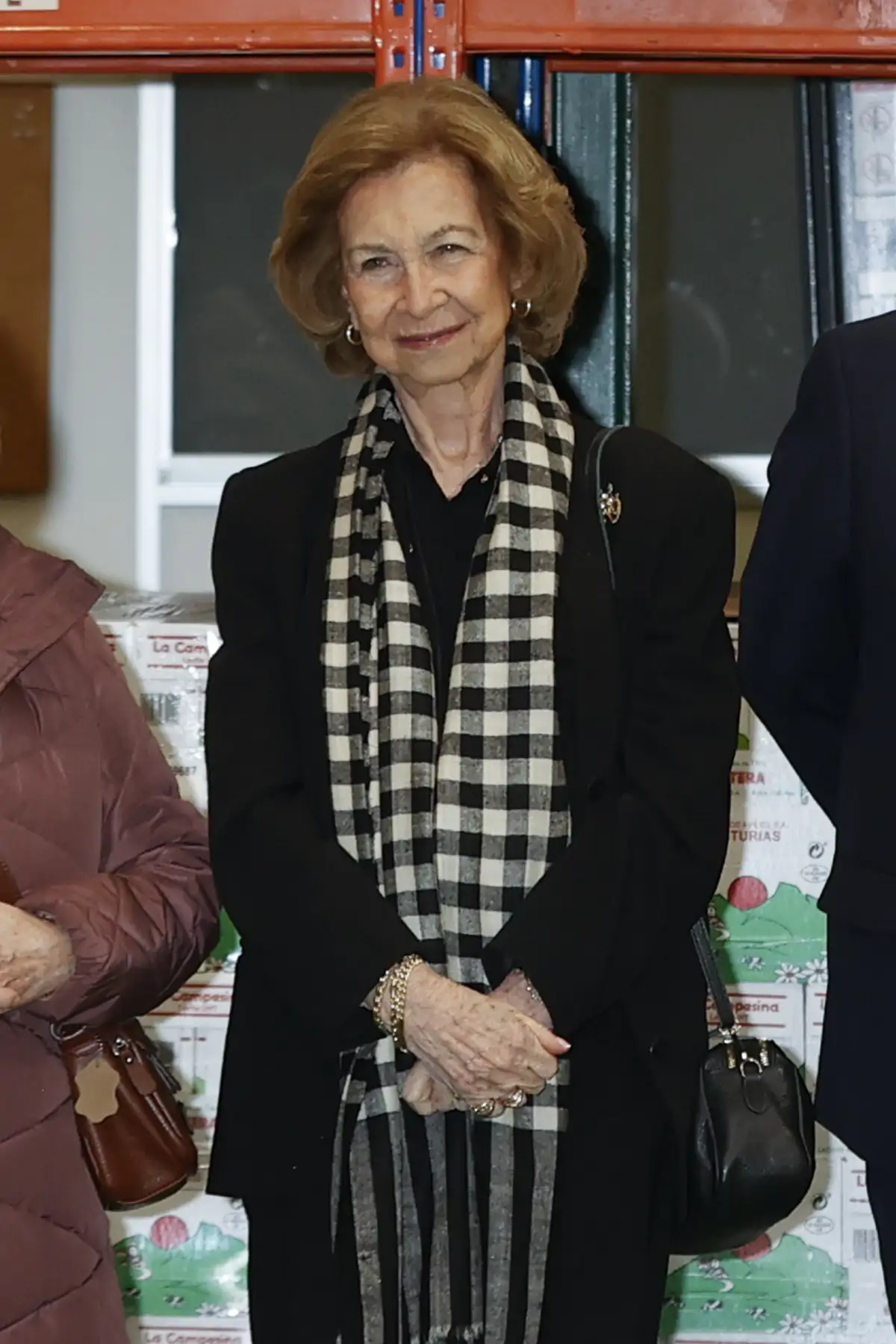 La esperada reaparición de la reina Sofía tras la muerte de su hermana ...