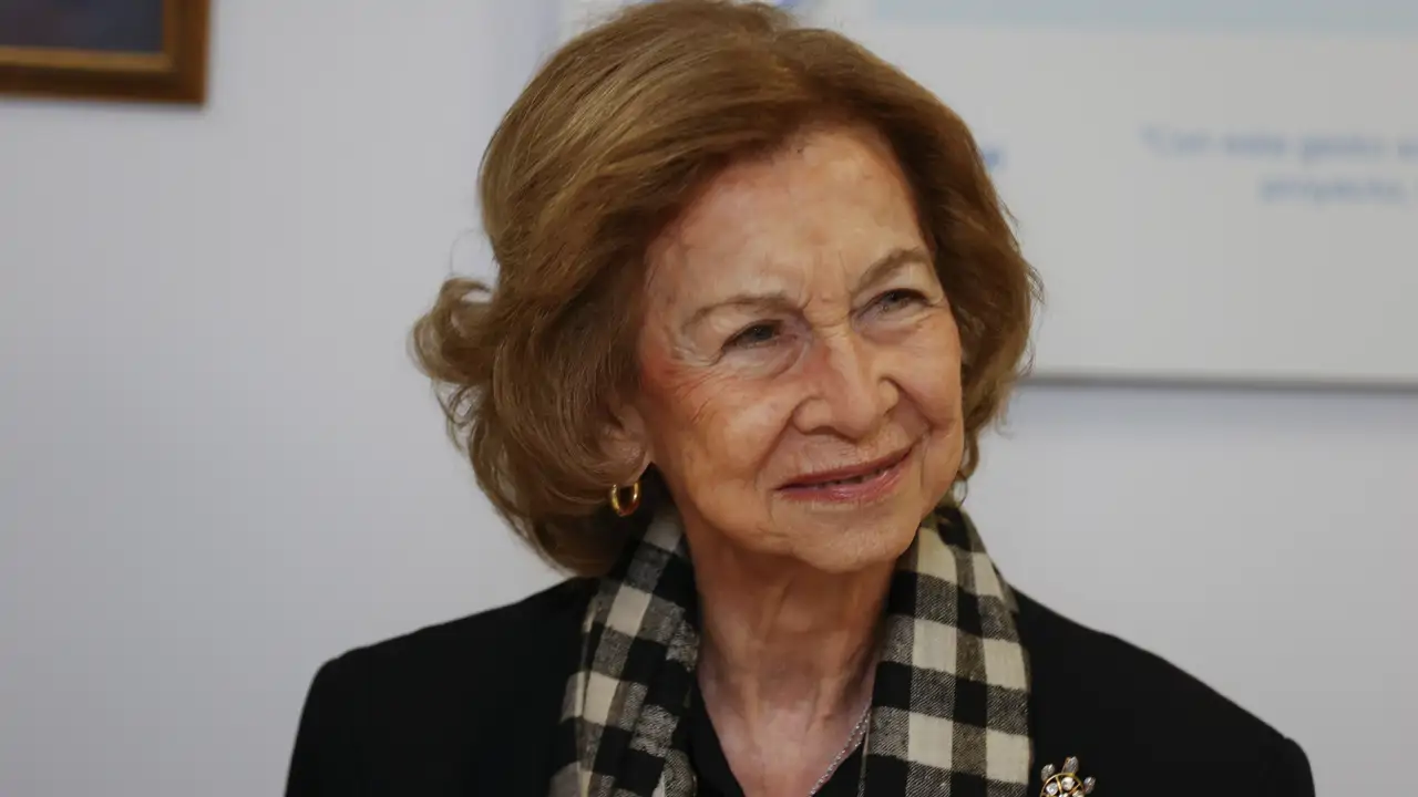 La esperada reaparición de la reina Sofía tras la muerte de su hermana ...