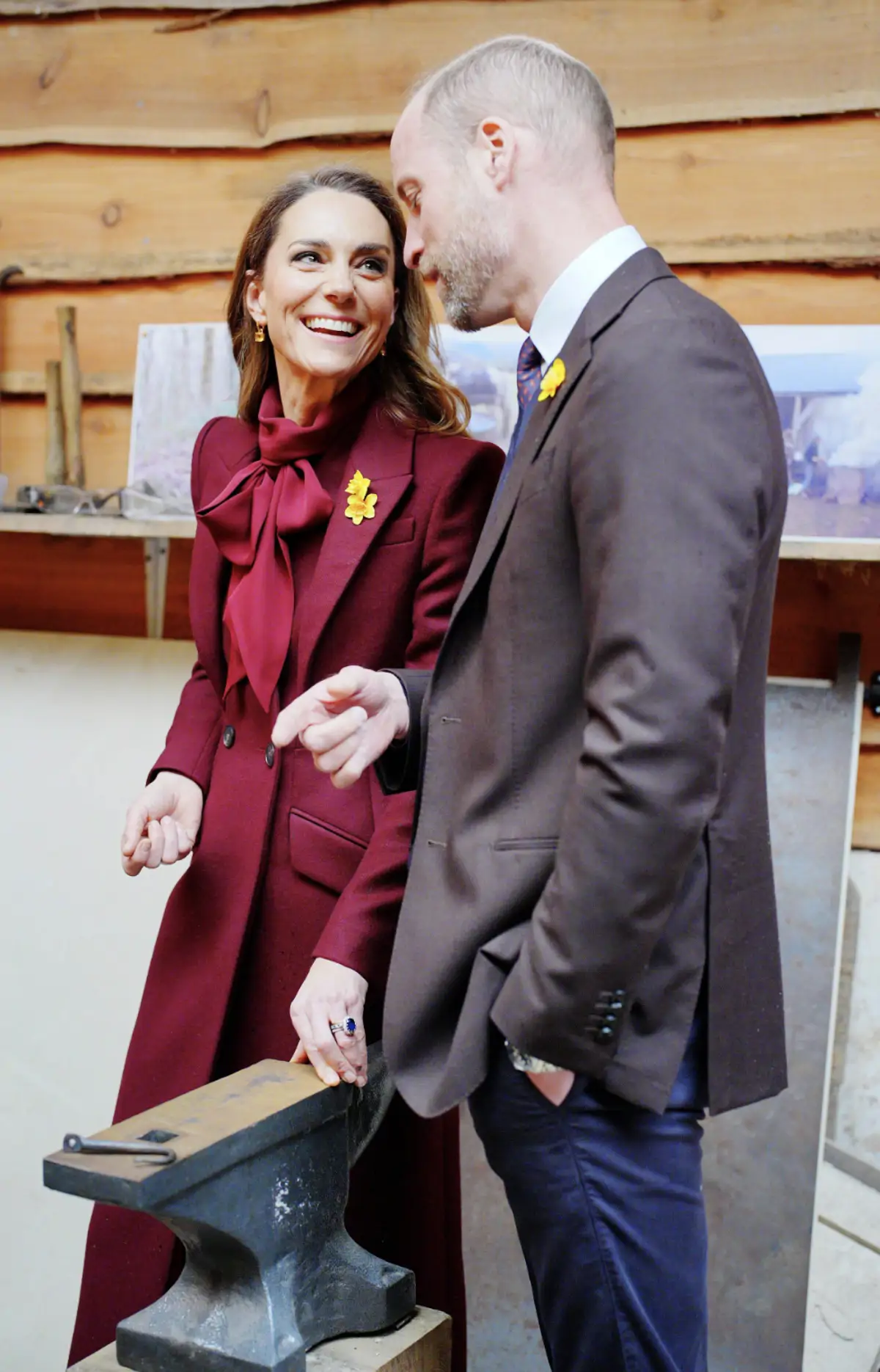 ¿Letizia o Kate Middleton?: dos formas de lucir la camisa con lazo, la ...
