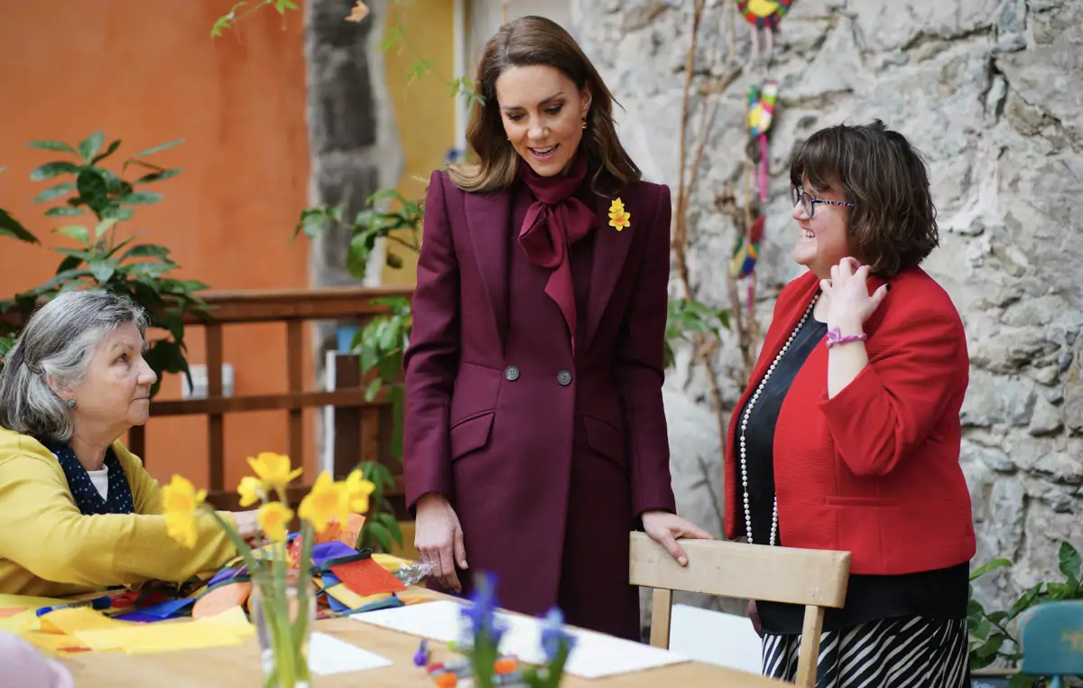 ¿Letizia o Kate Middleton?: dos formas de lucir la camisa con lazo, la ...