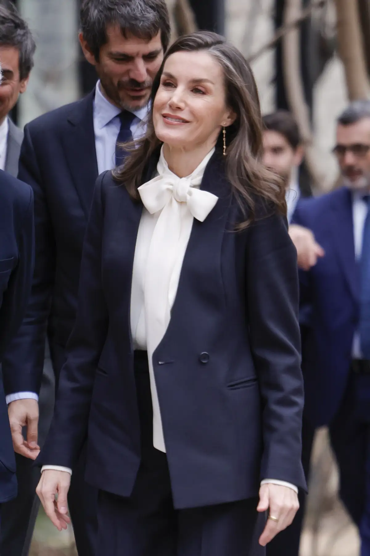¿Letizia o Kate Middleton?: dos formas de lucir la camisa con lazo, la ...
