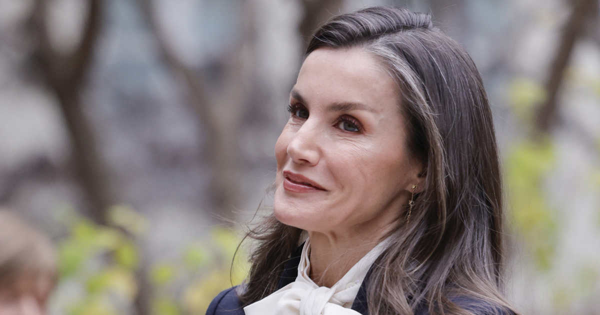 ¿Letizia o Kate Middleton?: dos formas de lucir la camisa con lazo, la ...