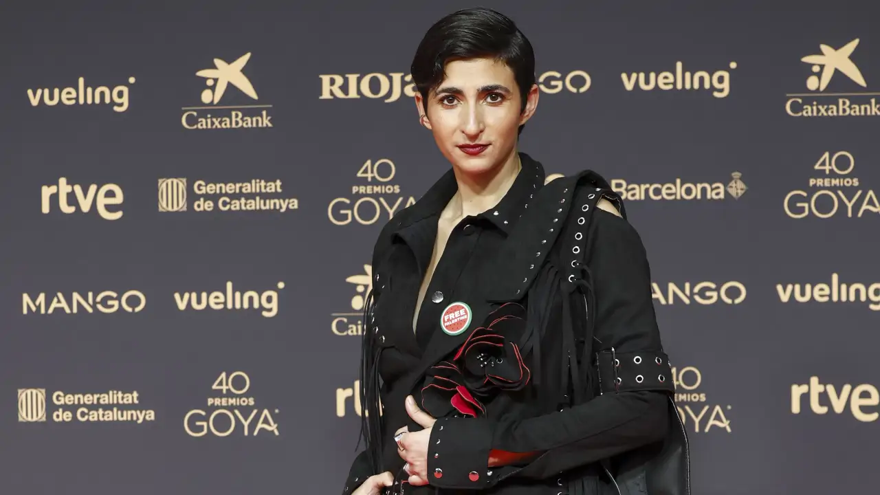 Alba Flores, acompañada de Elena Furiase, rinde homenaje a su padre ...