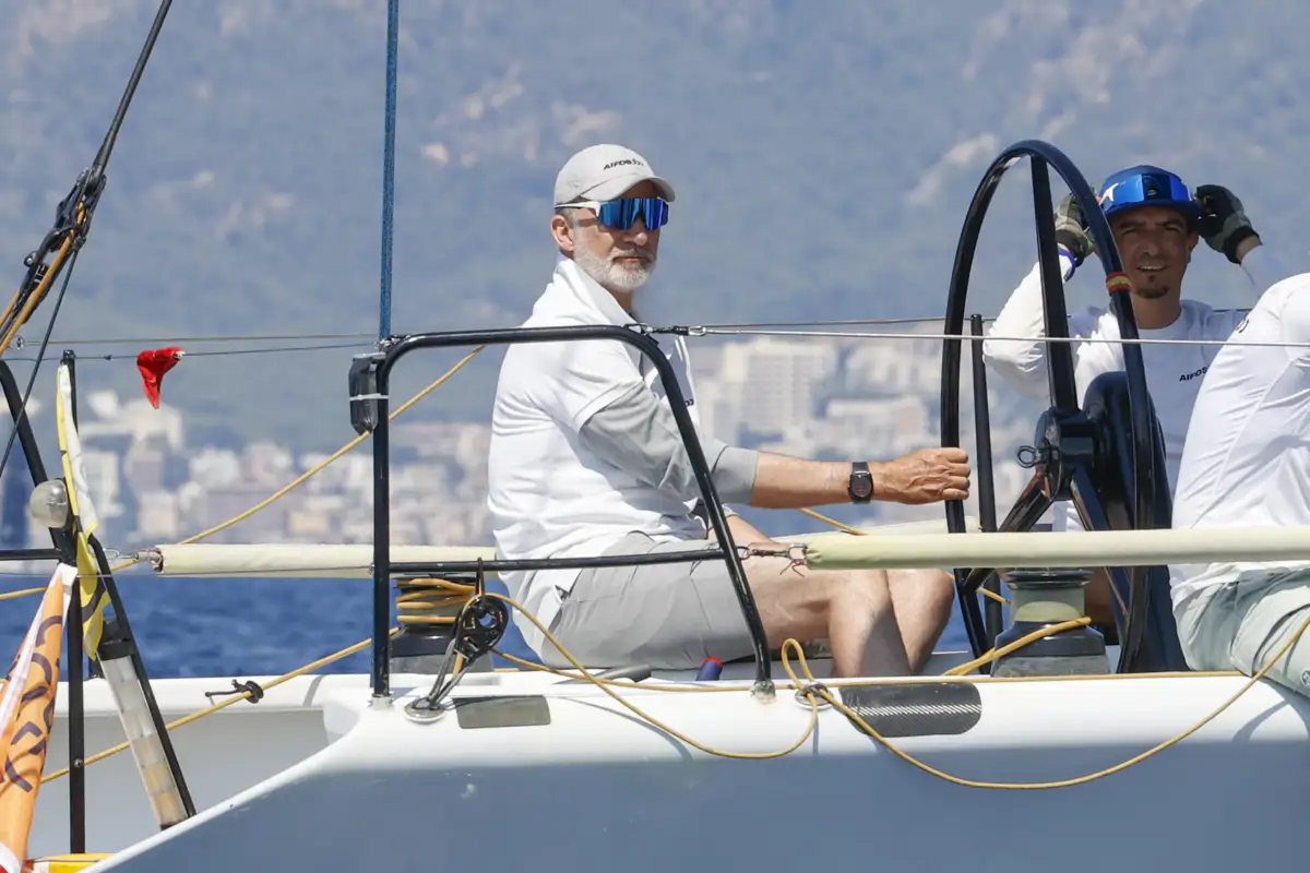 Felipe VI estrena velero de un millón de euros: así es el Vesper, el ...