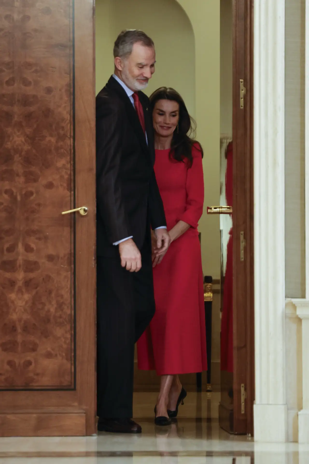 Felipe y Letizia, pillados: la secuencia completa de cómo se comportan ...
