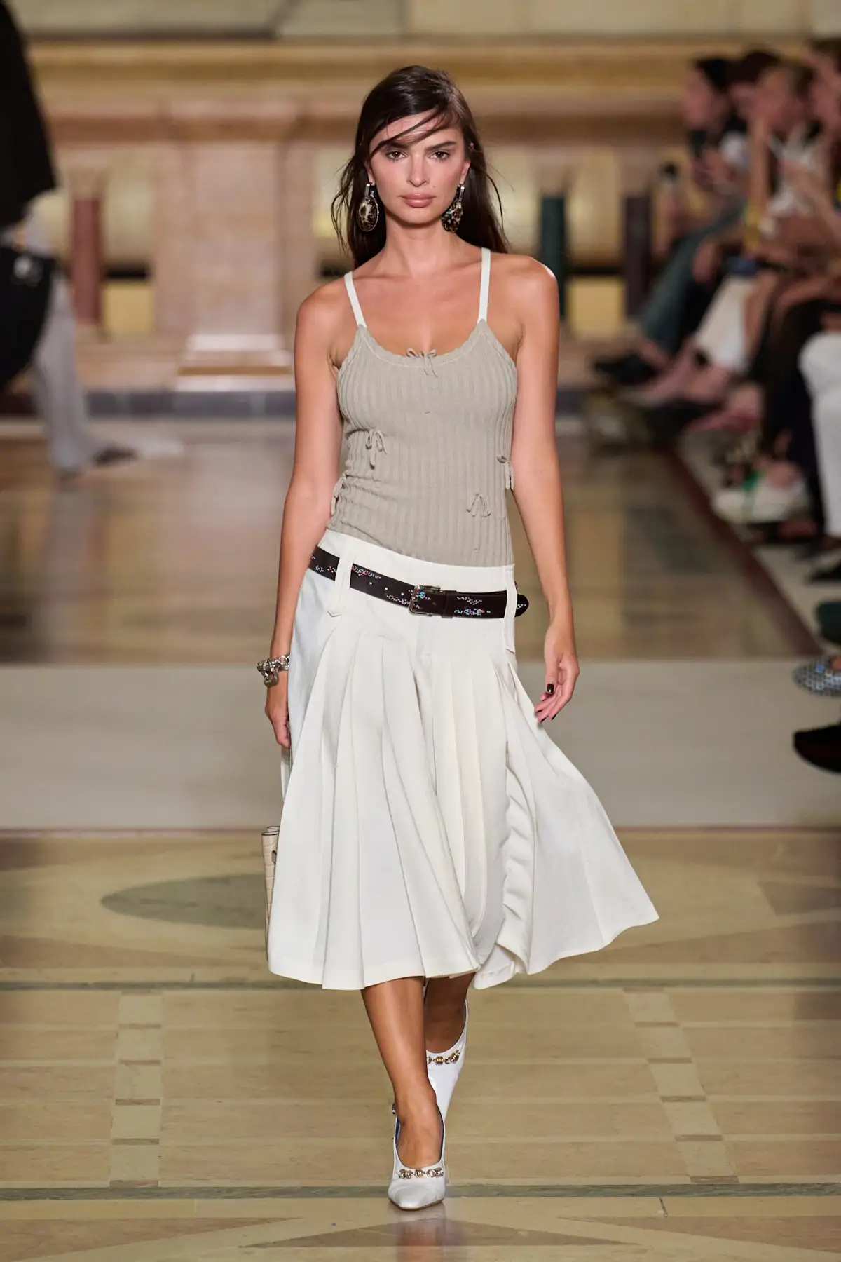 Cómo llevar la falda de tablas de moda esta primavera y ser la más elegante