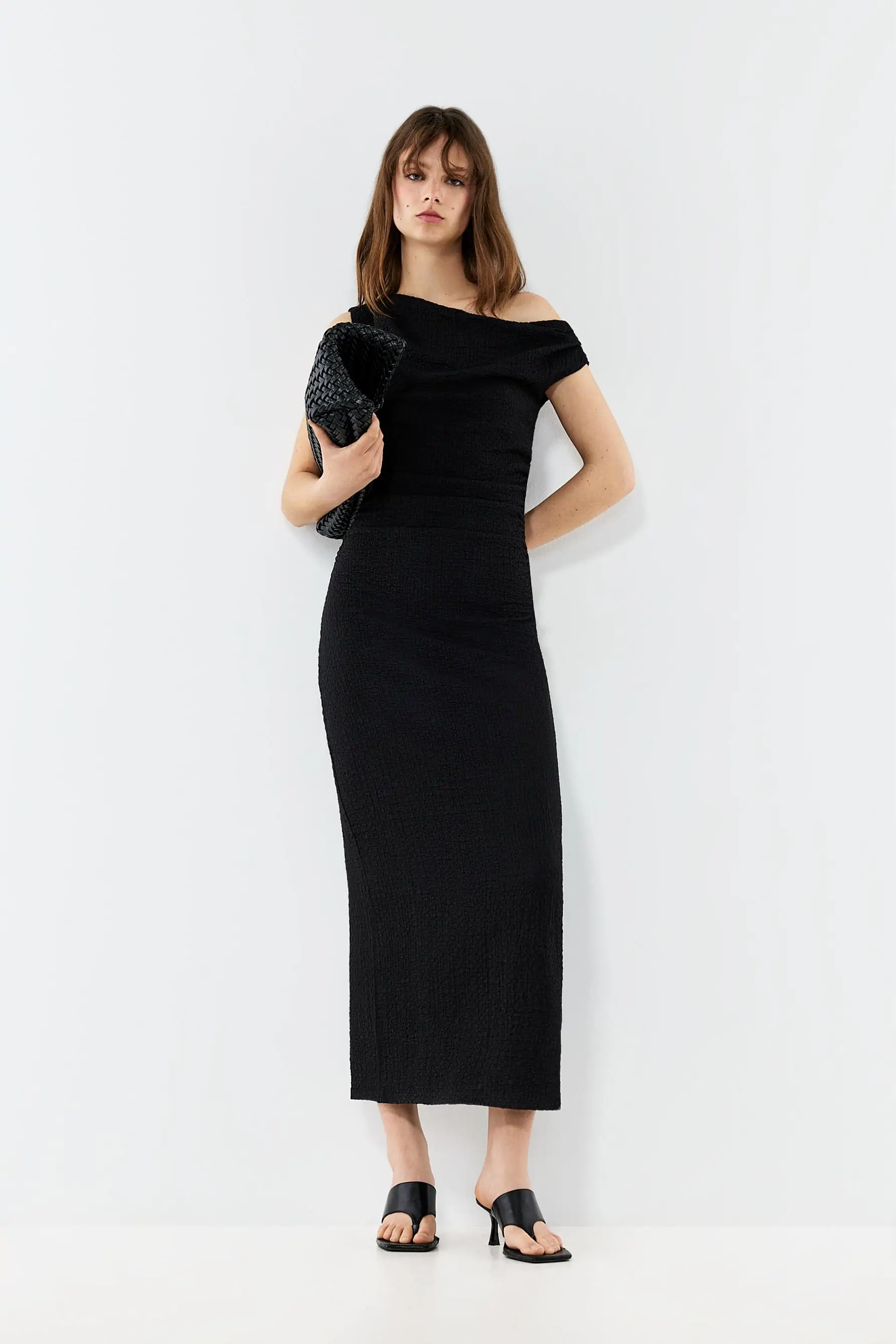Hoy 15 de abril, Lefties arrasa con los vestidos midi sueltos y ...