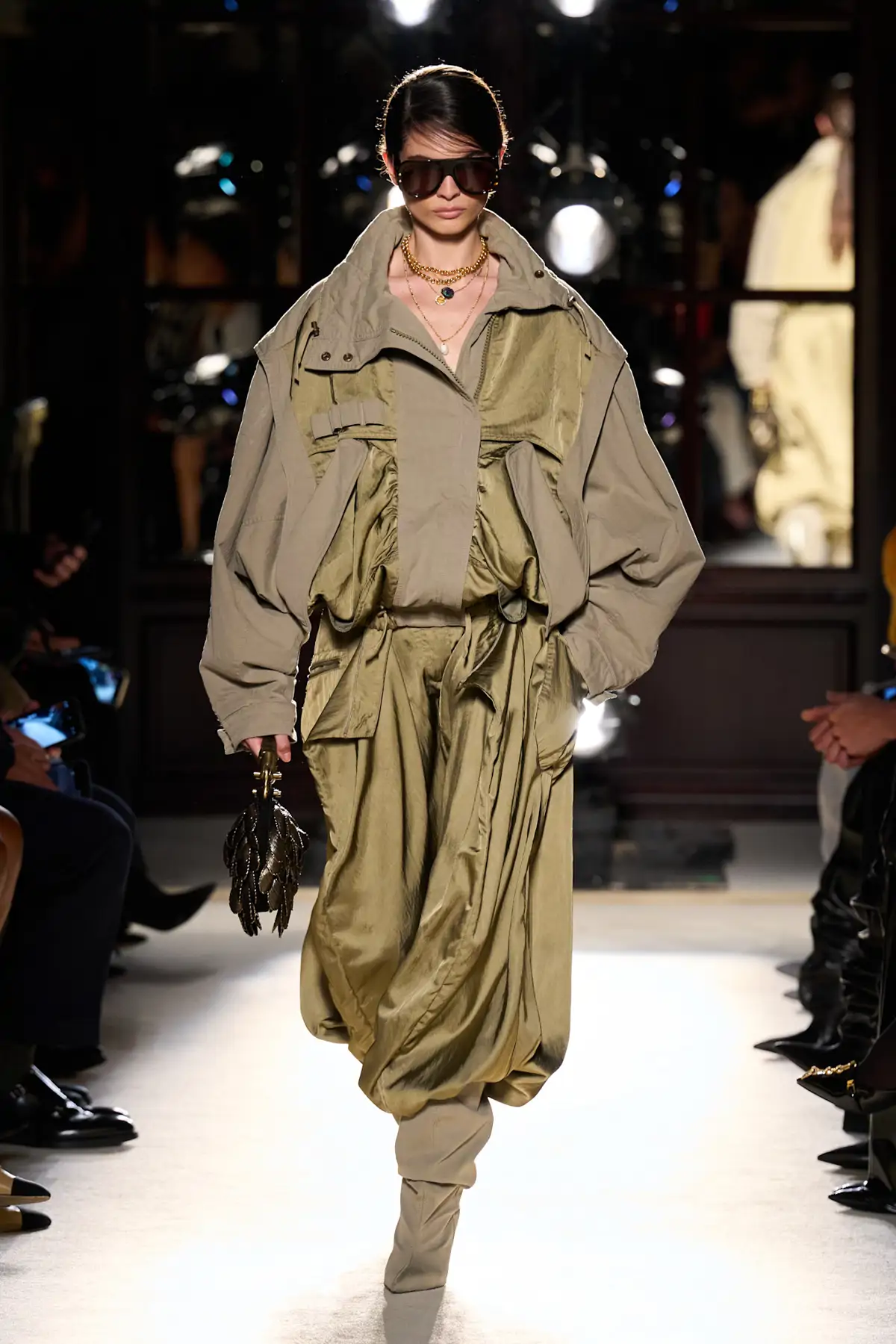 Cómo llevar el estilo safari chic en 2026: looks de las expertas muy ...
