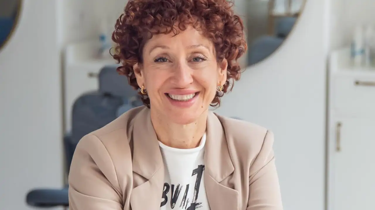 Conchi Arias, peluquera curly: “Este verano, las mujeres de 60 de pelo ...