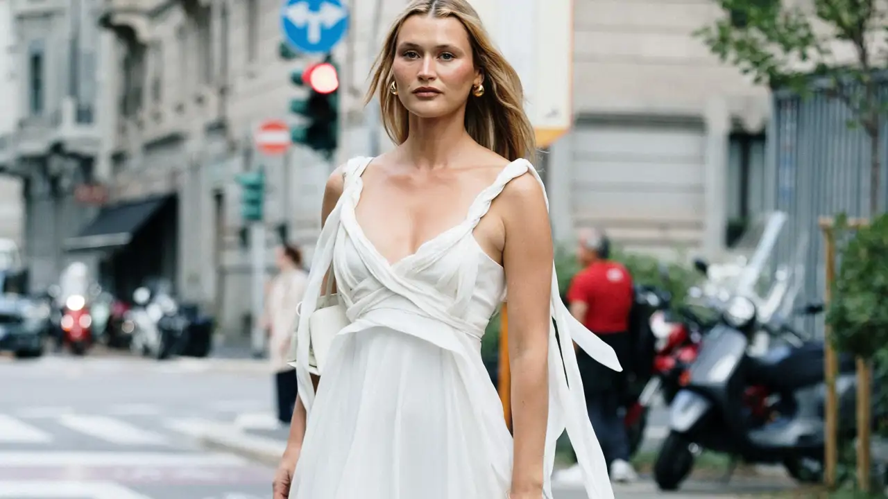 Hoy, 14 de mayo, ha llegado a Zara el vestido suelto y cómodo que ...
