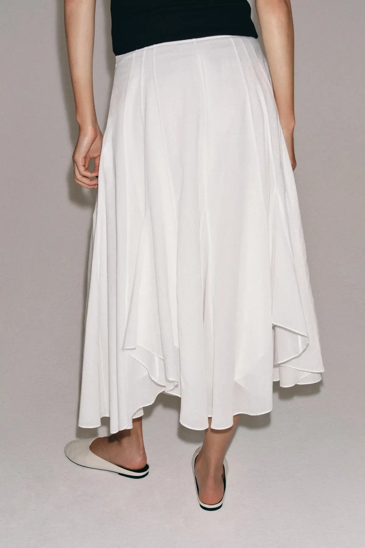 Hoy, 25 de mayo, ha llegado a Zara la falda blanca fluida más esperada ...